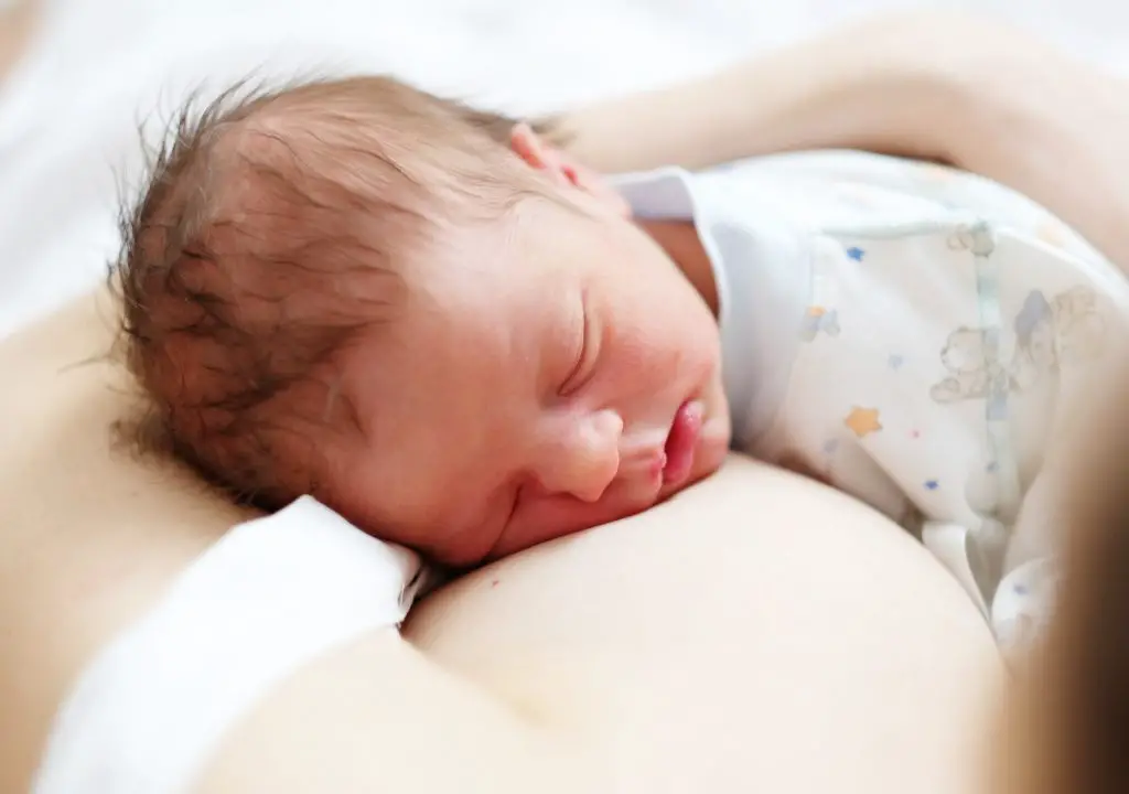 Adaptación Neonatal: +7 Cuidados esenciales que las mamás deben saber