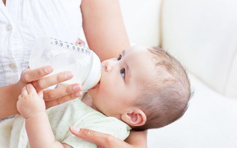 Vómitos en bebés ???? ¿Qué hacer si tu bebé vomita y cómo aliviarlos?