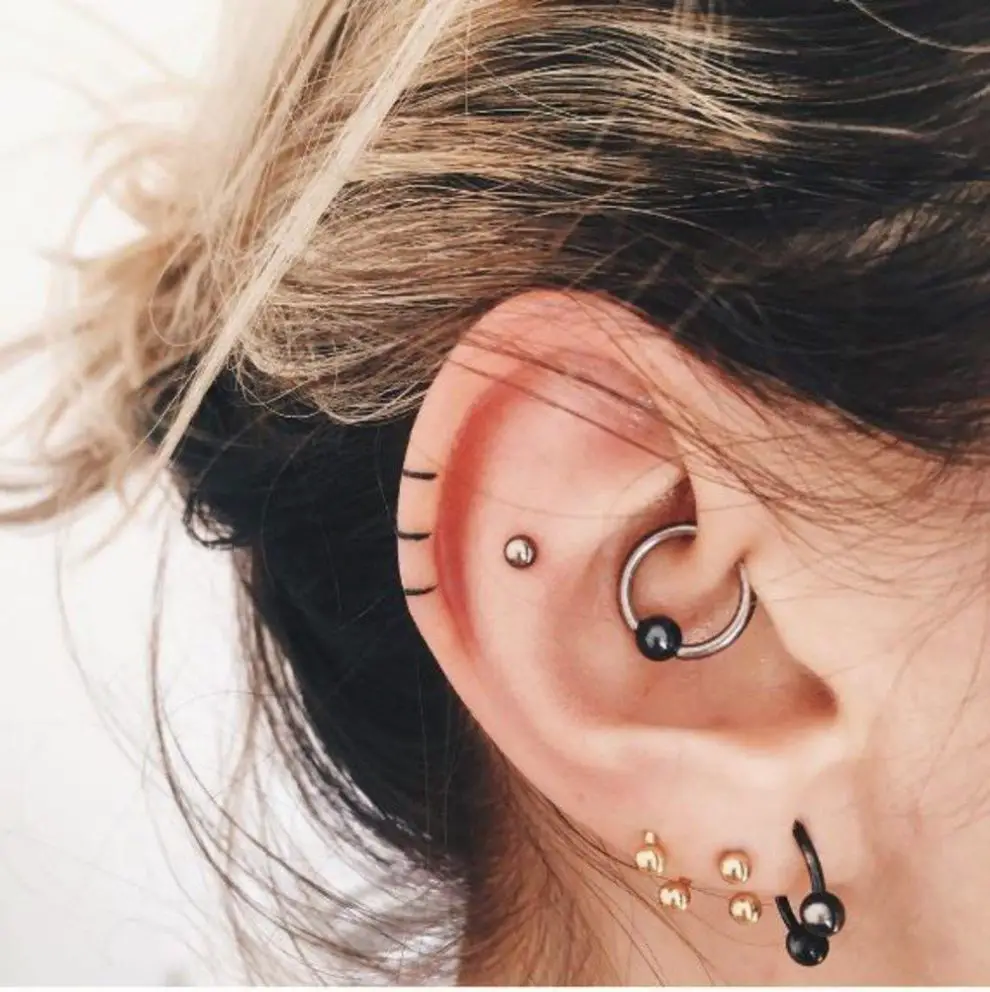 Piercings en la oreja +50 Estilos, tipos y tendencias (para un look ...