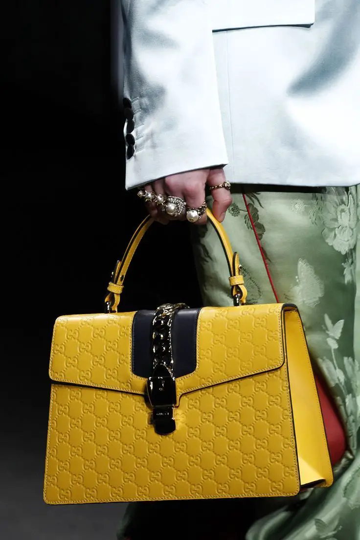 Carteras de mujer: 5 marcas con diseños atemporales (y elegantes) que ...