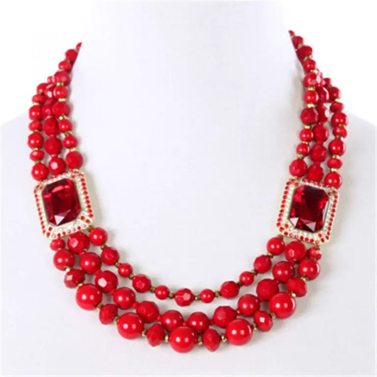 Collares rojos: Propuestas elegantes y glamorosas para complementar tus ...