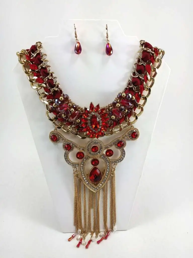 Collares rojos: Propuestas elegantes y glamorosas para complementar tus ...