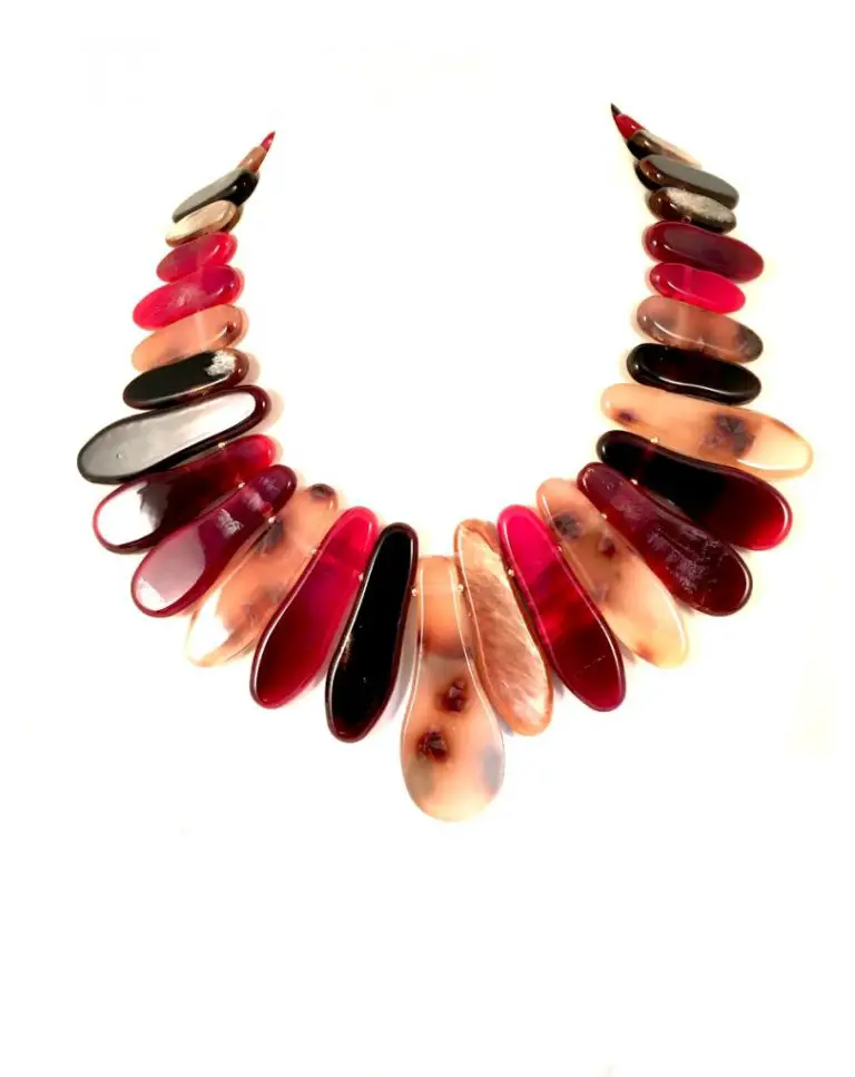 Collares rojos: Propuestas elegantes y glamorosas para complementar tus ...