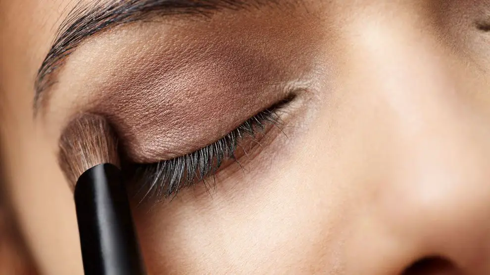 ¿Cómo maquillar los ojos saltones? Técnicas sencillas para usar a tu favor