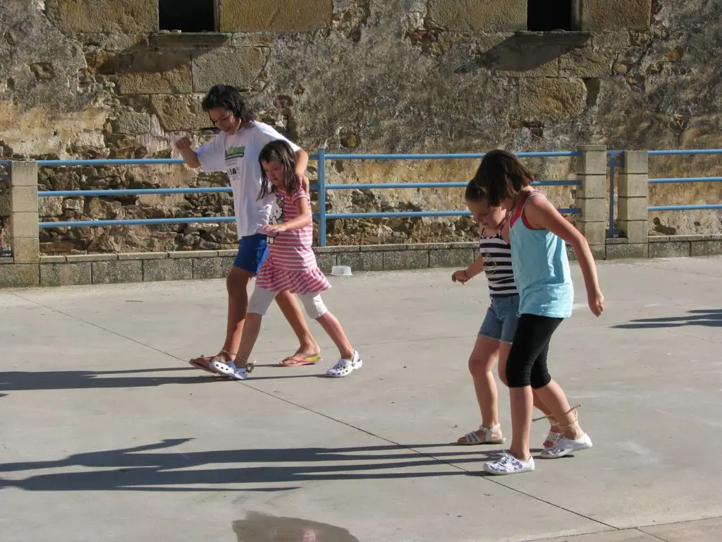 Juegos fáciles para niños ¡Ideas divertidas para cualquier ocasión y lugar!