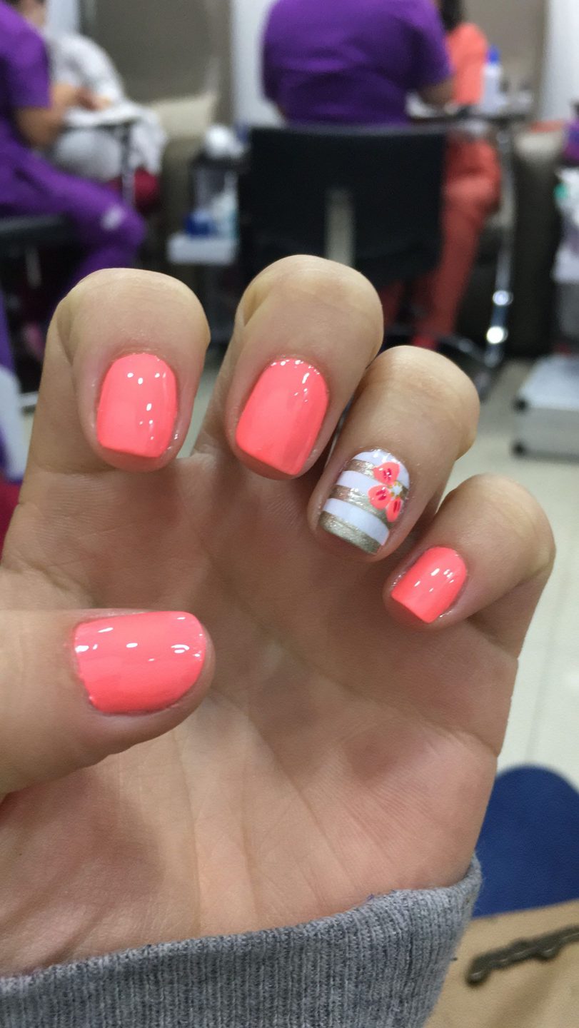 Uñas color coral con diseños bonitos y fáciles llenos de color