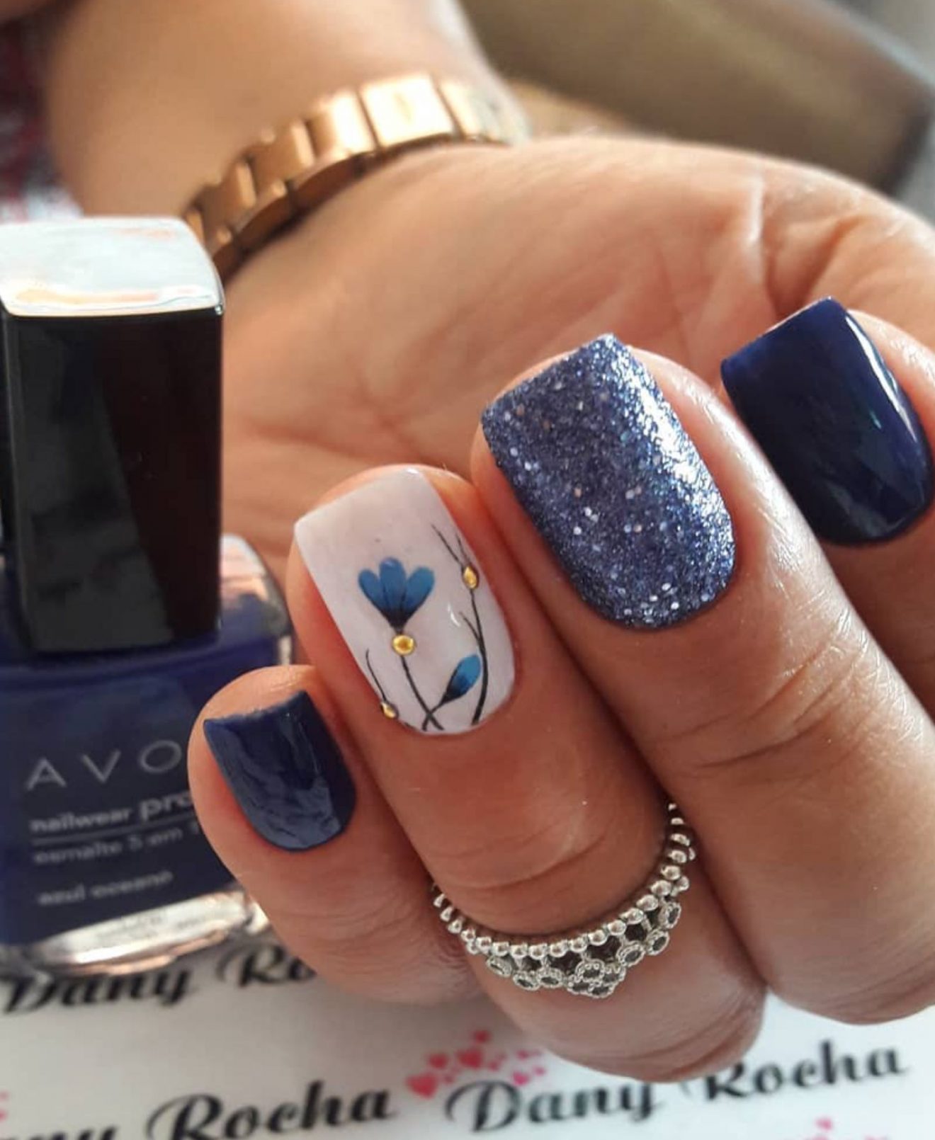 +22 Ideas de uñas azules (hermosas) para lucir una manicura divertida