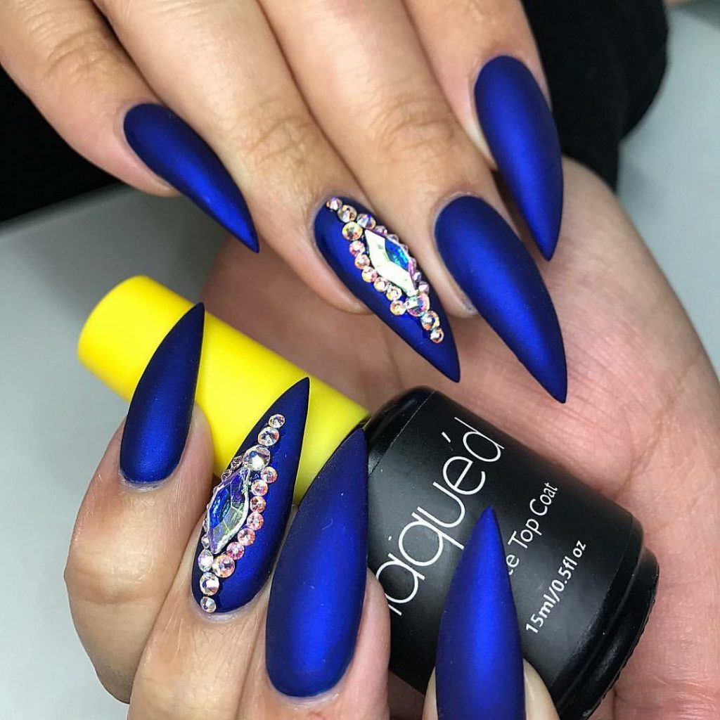 +22 Ideas de uñas azules (hermosas) para lucir una manicura divertida
