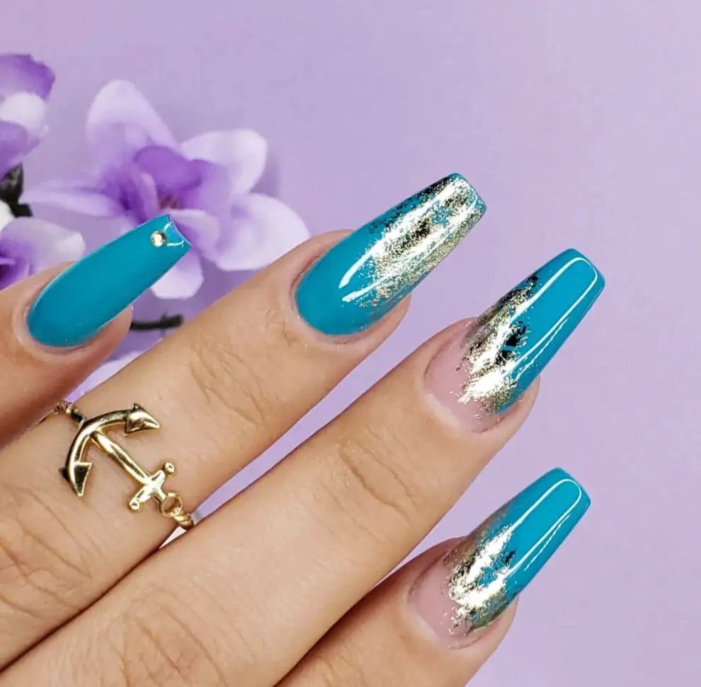 +22 Ideas de uñas azules (hermosas) para lucir una manicura divertida