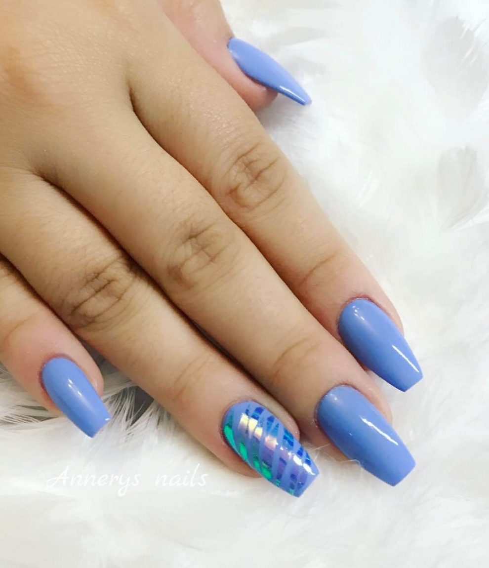 +22 Ideas de uñas azules (hermosas) para lucir una manicura divertida