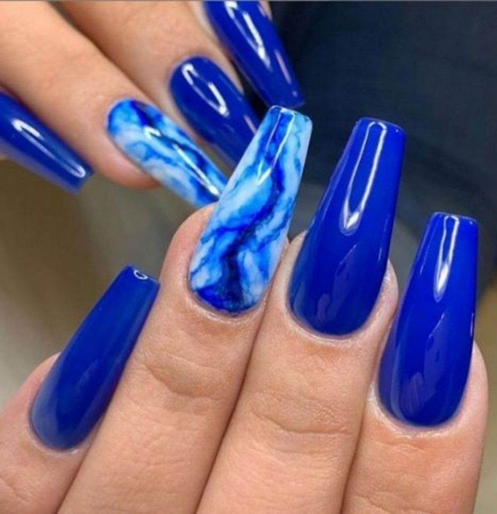 +22 Ideas de uñas azules (hermosas) para lucir una manicura divertida
