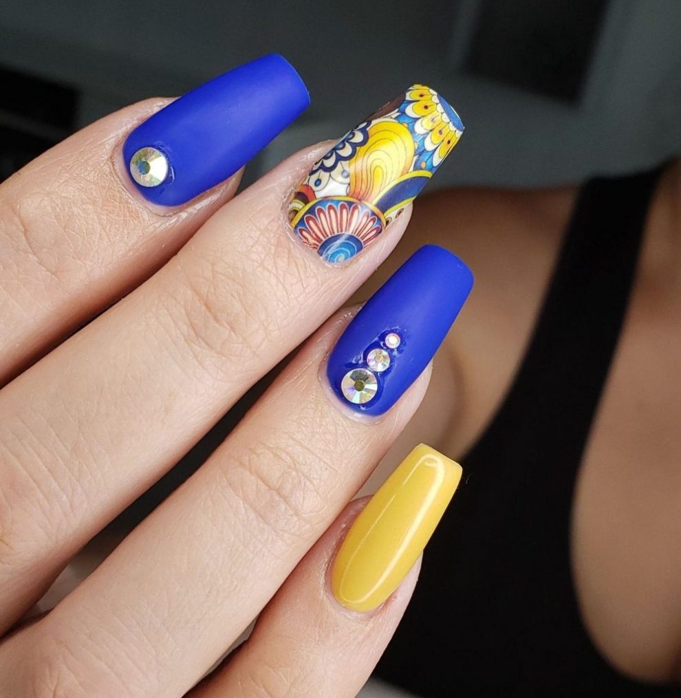 +22 Ideas de uñas azules (hermosas) para lucir una manicura divertida