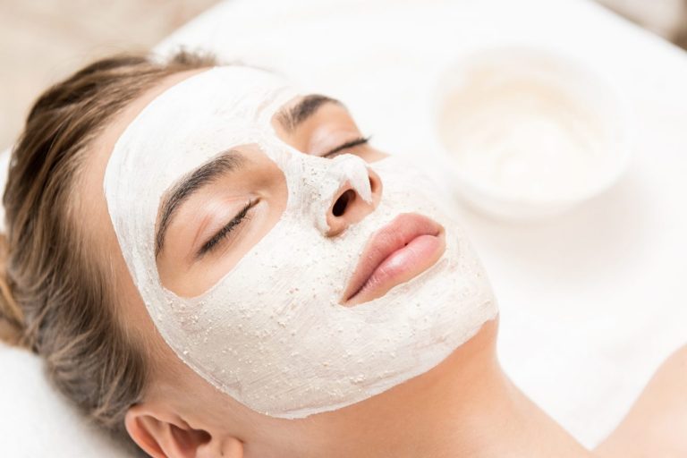 ¿Cuál es la mejor mascarilla para cutis graso? ¡Elige la ideal y despídete de los brillos!