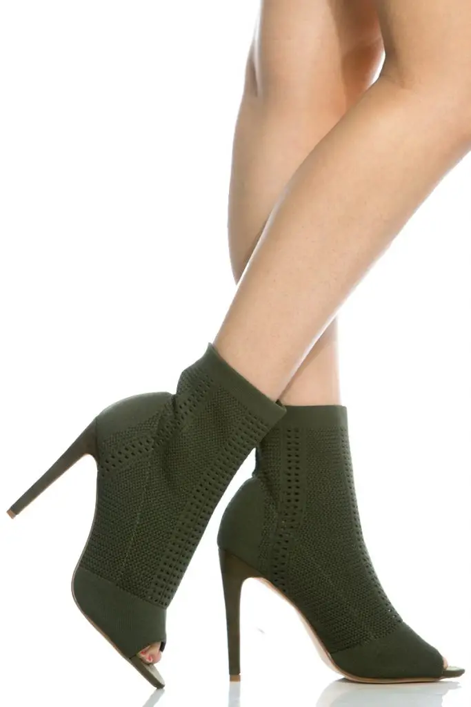 Tacones botines: La tendencia de moda en looks casuales