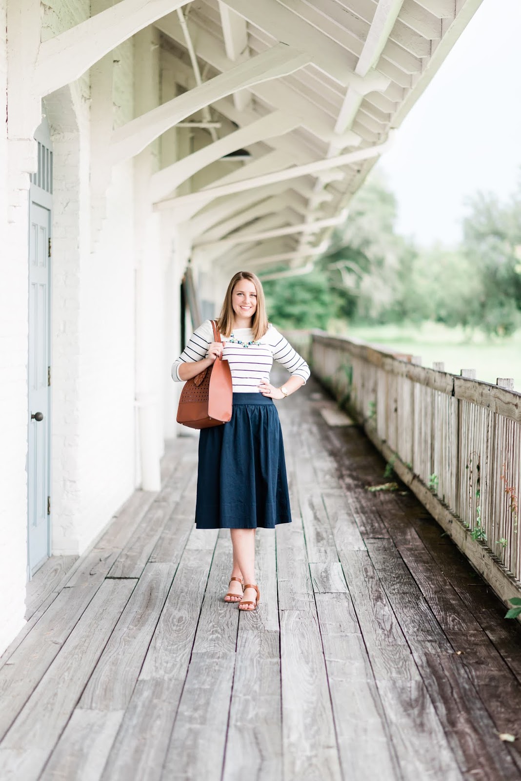 Falda azul marino: Un estilo para chicas clásicas (pero no aburridas)