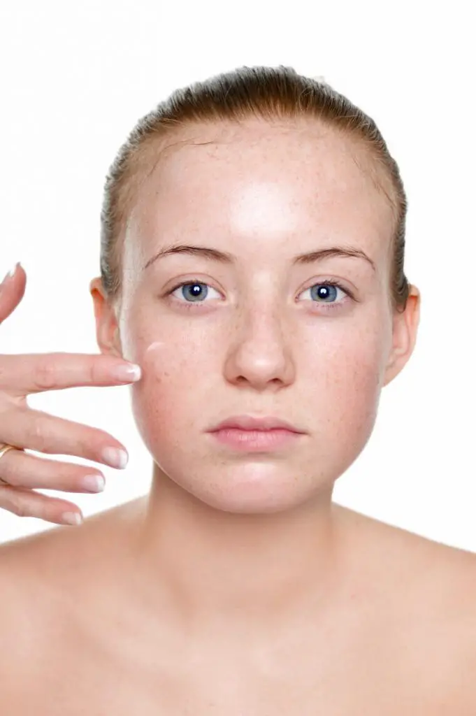 ¿Cómo saber si tengo piel grasa deshidratada? +4 Cuidados claves para tu tez