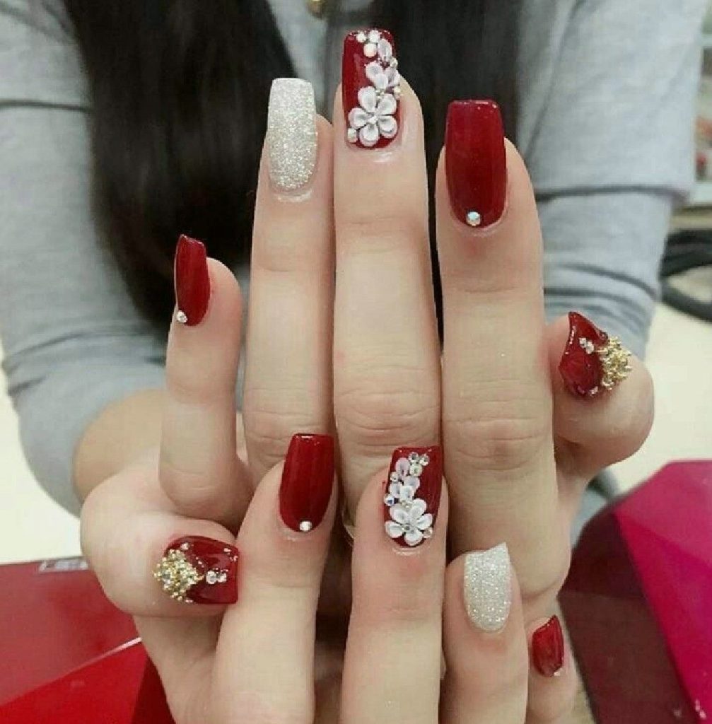 Decoración en uñas rojas para presumir un manicure impactante