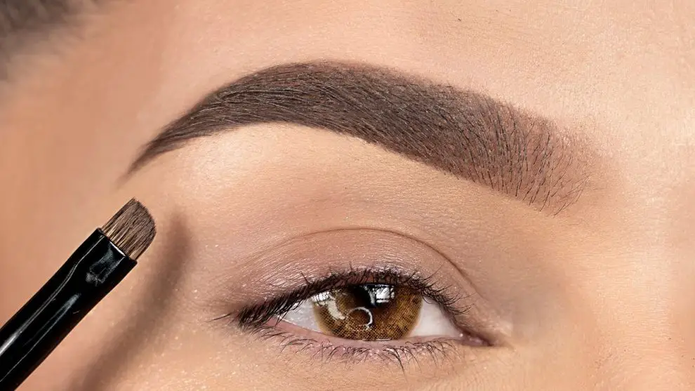 ¿Cómo hacer un maquillaje de cejas?
