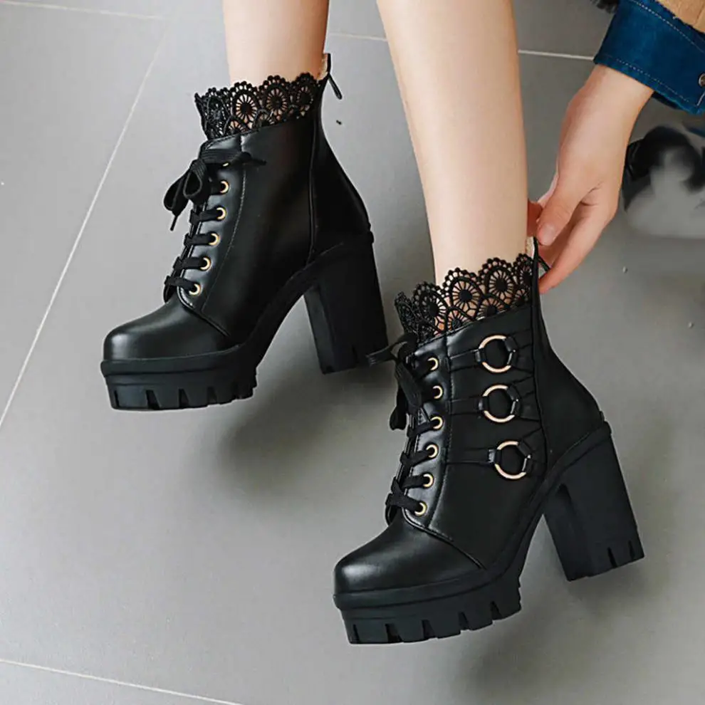 Botas rockeras: El calzado para los looks + atrevidos (y virales)