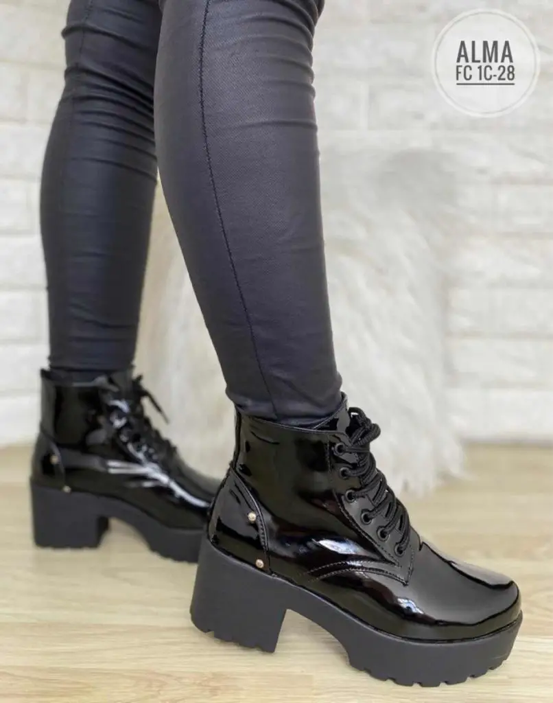 Botas rockeras: El calzado para los looks + atrevidos (y virales)