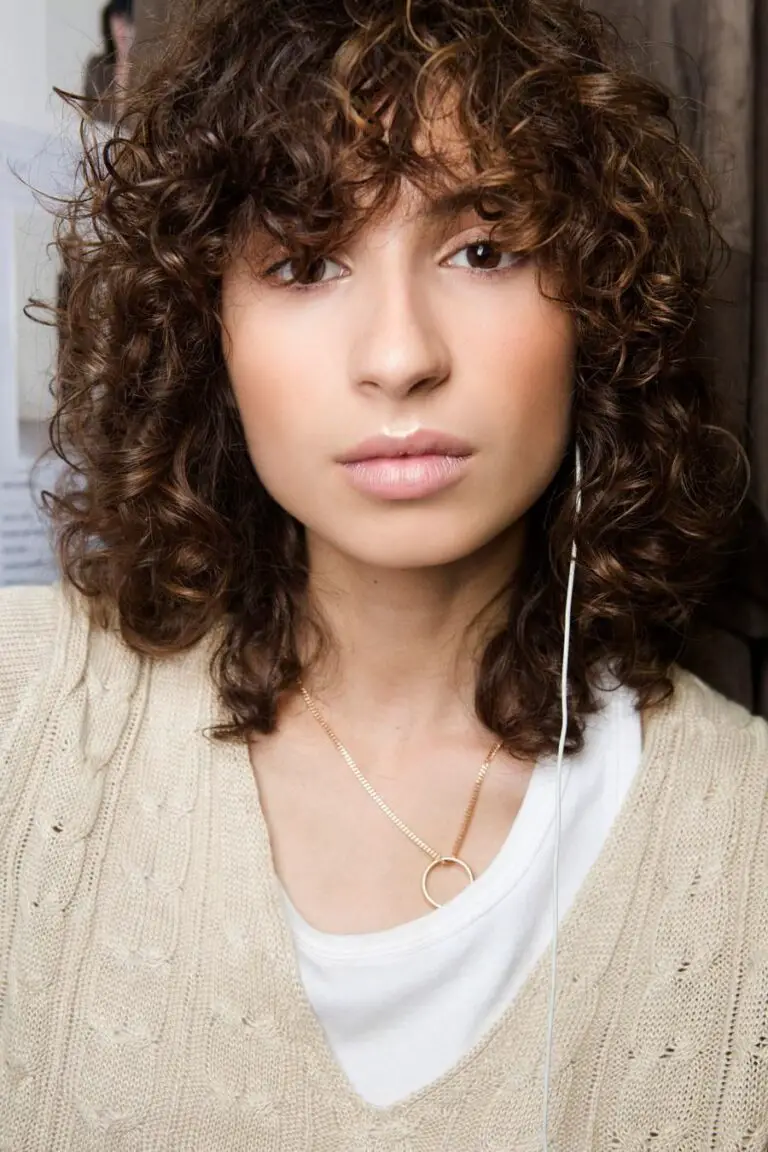 +14 Estilos de flequillo para pelo rizado que renovarán tu look