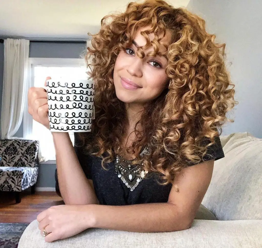 +14 Estilos de flequillo para pelo rizado que renovarán tu look