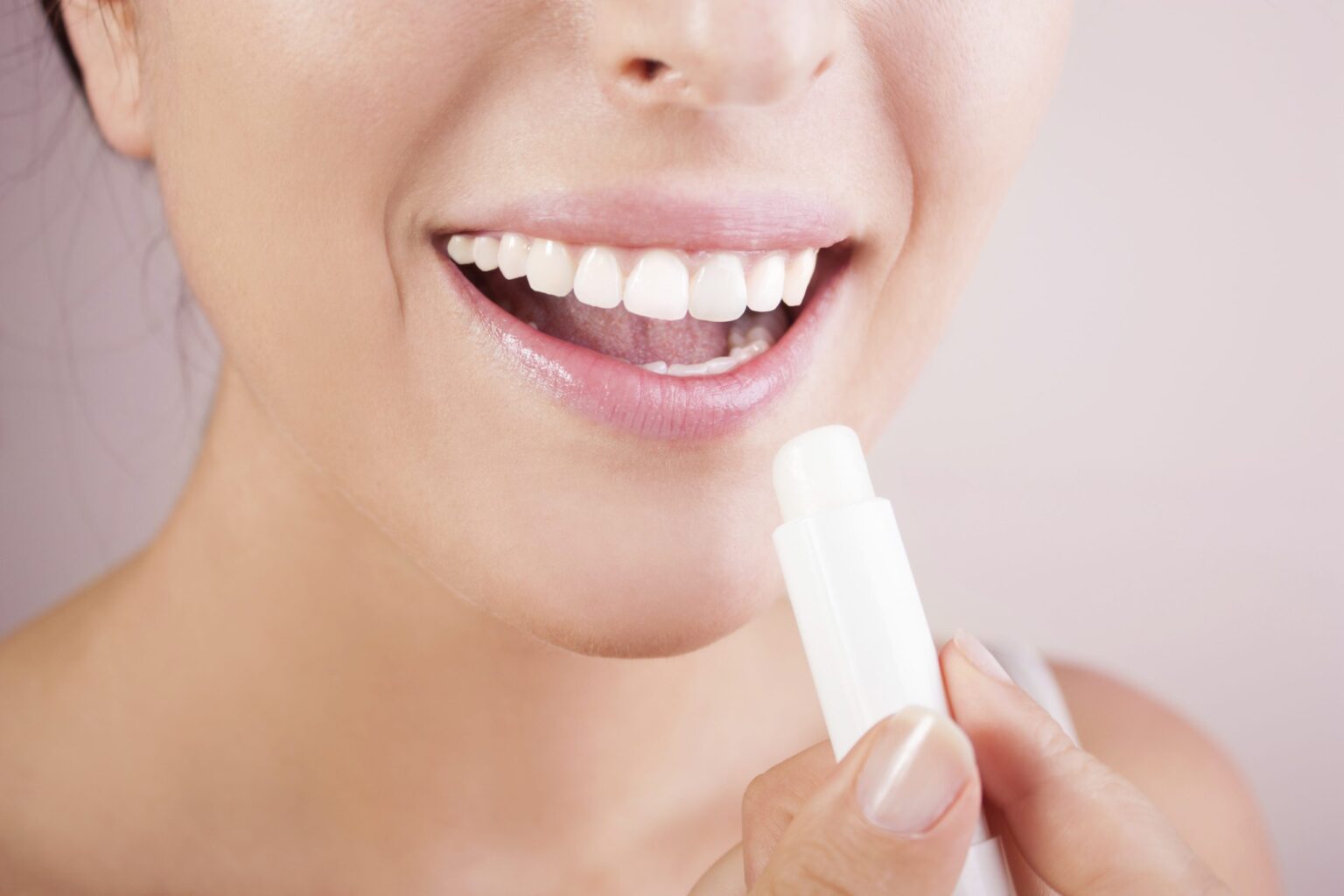 Bálsamo labial: ¡Tu mejor aliado para lucir unos labios irresistibles!