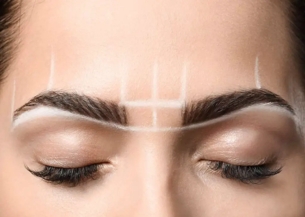 +8 Trucos para tener cejas curvadas, perfiladas y armónicas