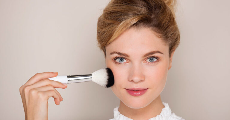 ¿Cómo elegir el tono de rubor ideal? Tipos, acabados y trucos para ...