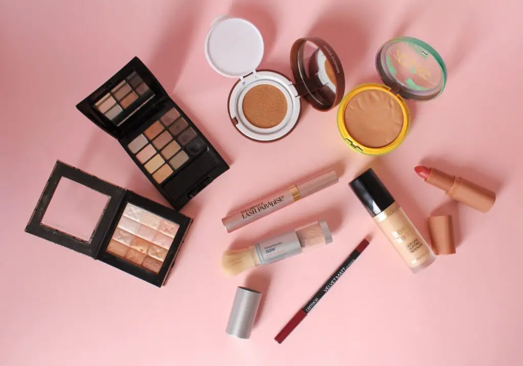 ¿Cómo hacer un maquillaje básico? ¡Aprende en 8 pasos y con pocos ...