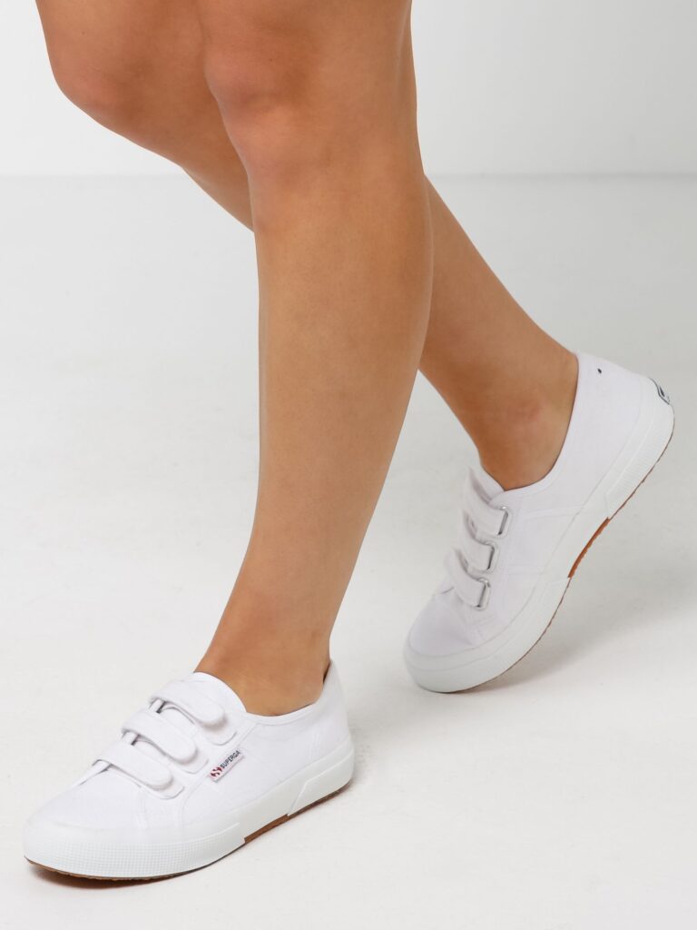 Las zapatillas con velcro han vuelto [y así las vas a llevar]