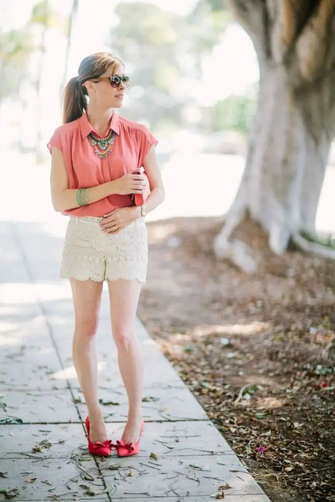 Los mejores looks con short de encaje para presumir las piernas