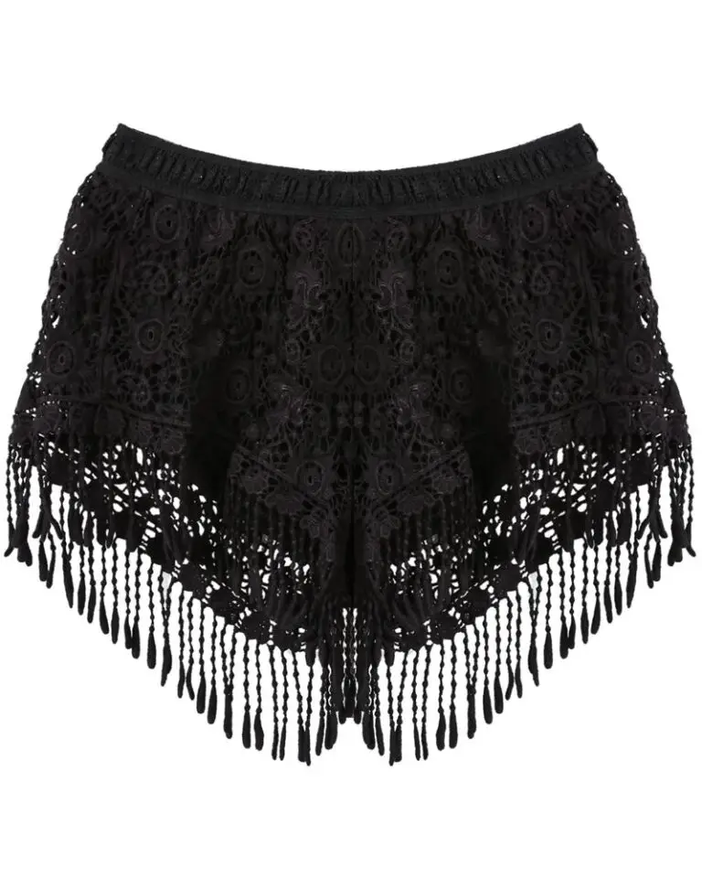 Los mejores looks con short de encaje para presumir las piernas