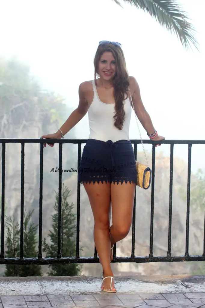 Los mejores looks con short de encaje para presumir las piernas