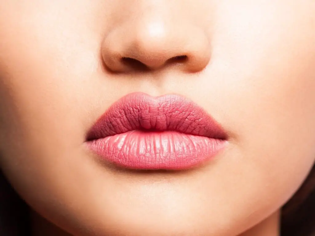 ¿Como se aplica el ácido hialurónico en labios?